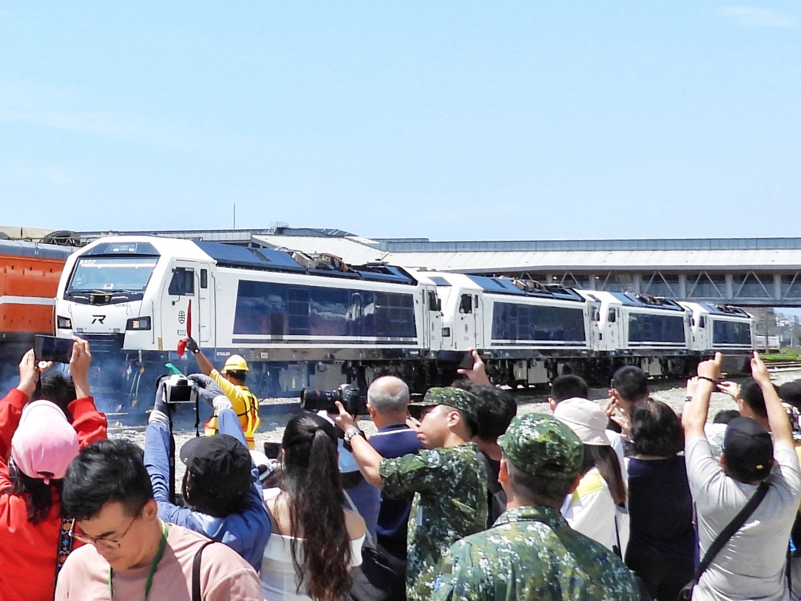 花蓮屏東首航｜大幅強化鐵路軍事運輸能力，34輛臺鐵公司R200型柴電機新車陸續加入營運行列！ – 東台灣新聞網