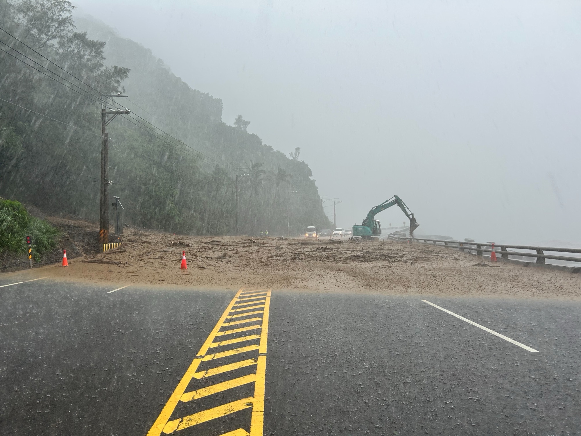 土石流橫越馬路｜厚厚一層泥毯，台9線405K大溪路段，交通中斷、無法通行，迅速搶通、雙線通車！ – 東台灣新聞網